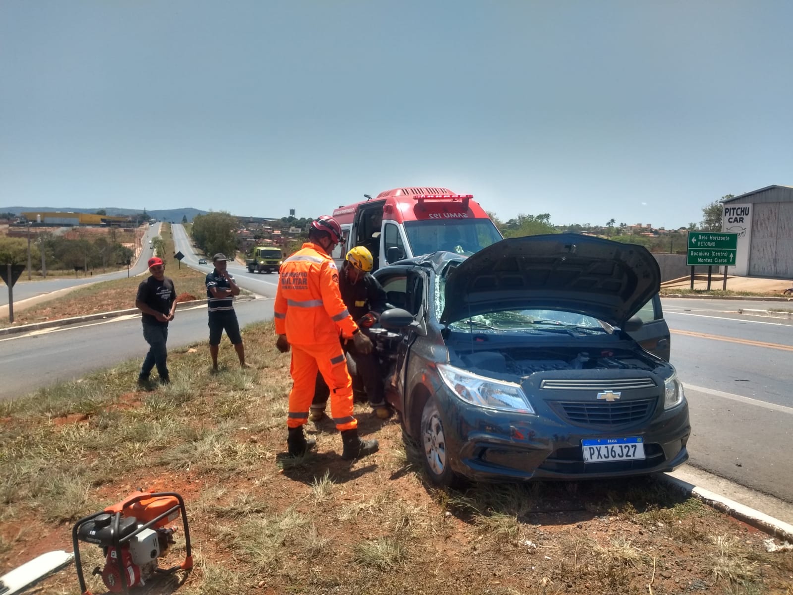 Acidente entre carro e caminhão deixa uma pessoa morta e duas feridas, na BR-135, em Bocaiuva ...